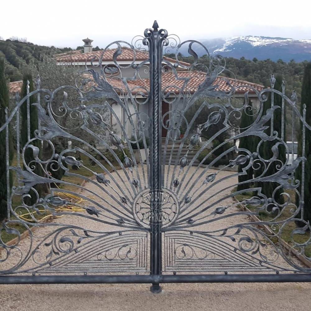 Wrought iron gates: Iron gate | Wrought ironwork